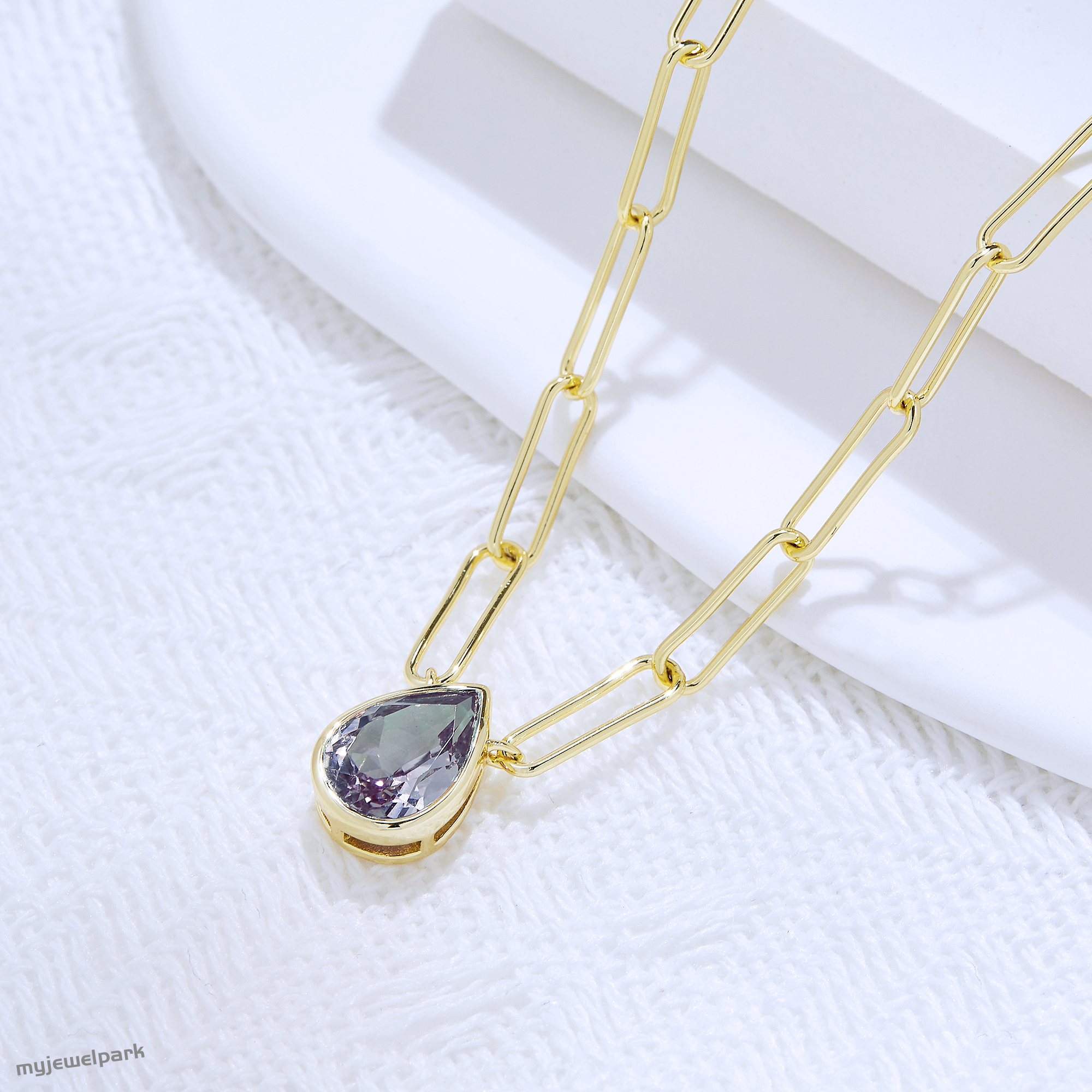 How to tell the difference between natural and lab created alexandrite ...