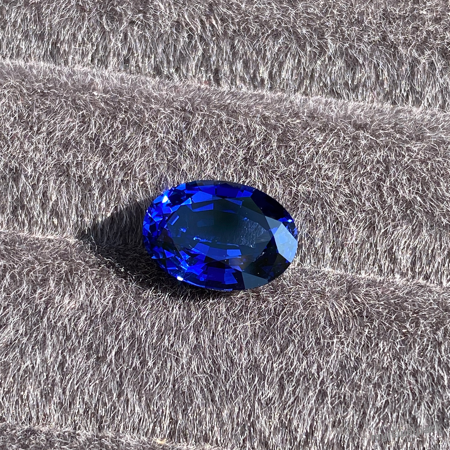 What's the difference between sapphire and royal blue? - myjewelpark