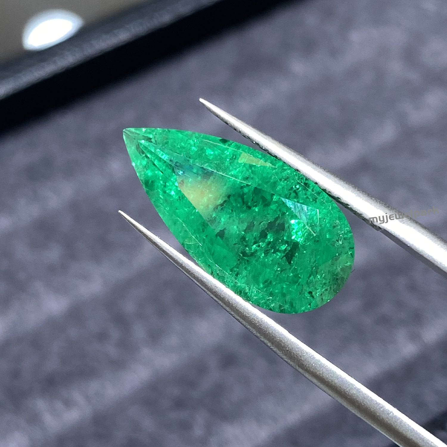 Why Some Cultivated Emeralds Include Inclusions on Purpose - myjewelpark